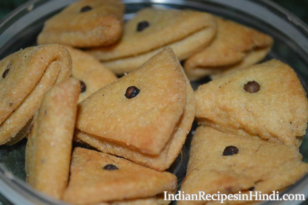 Triangle Mathri Recipe - मैदे की नमकीम तिकोनी मठरी | Indian Recipes in ...
